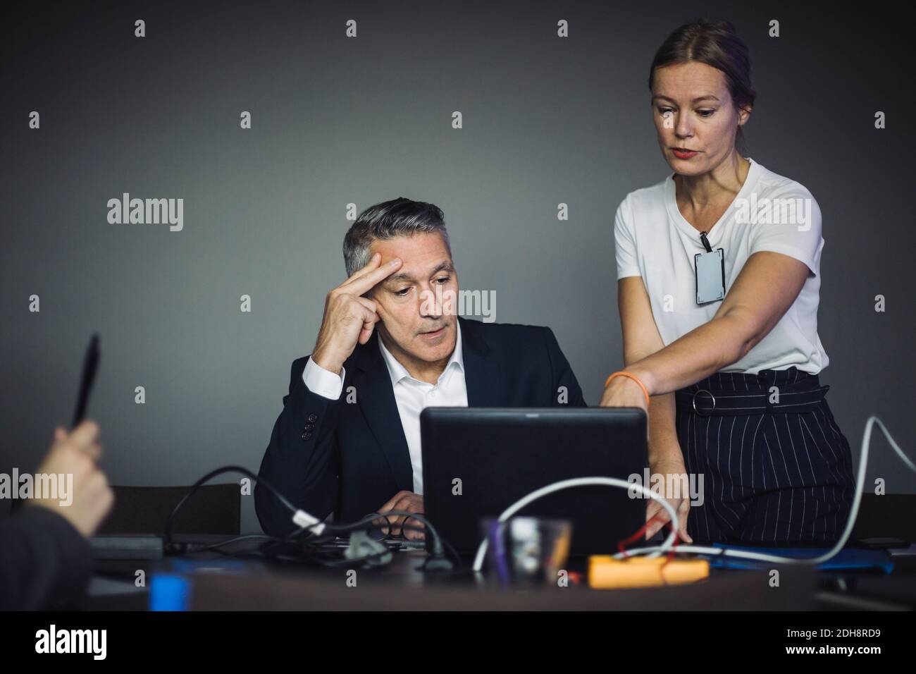 Businessman helping colleague hi-res stock photography and images - Alamy