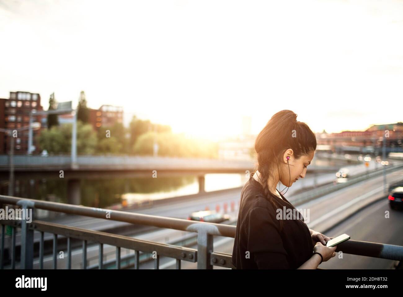 Black woman smart phone wanderlust hi-res stock photography and images ...