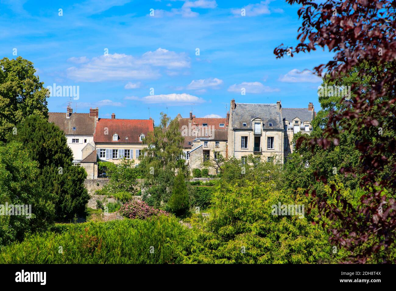 Crepy-en-Valois (northern France): houses in the village and greenery ...