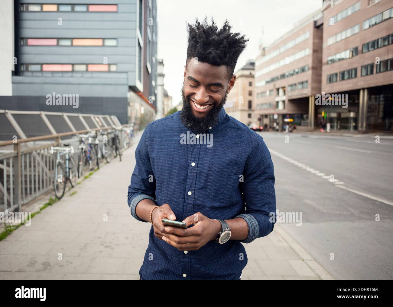 Front view man walking sending hi-res stock photography and images - Alamy