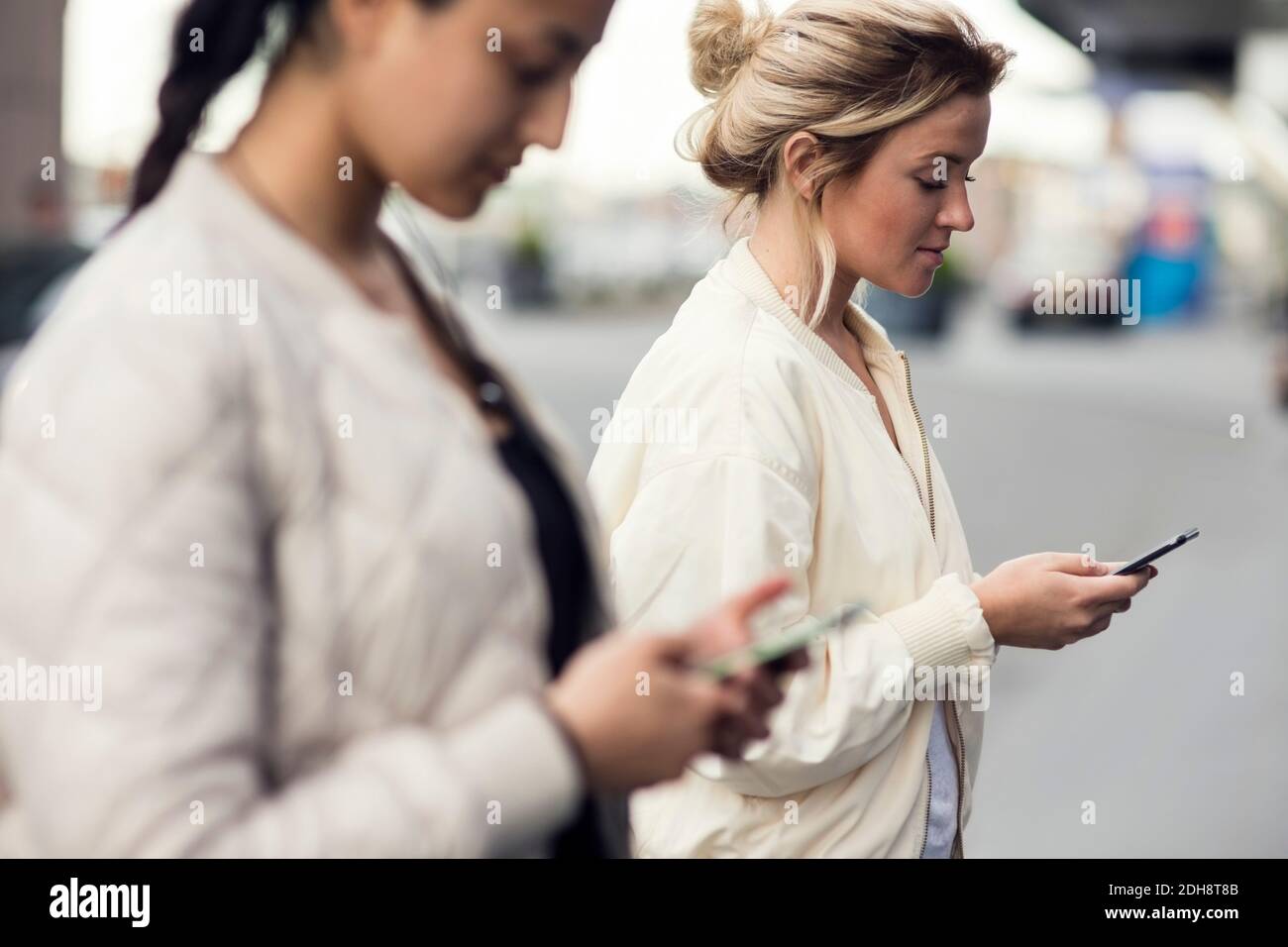 Young people using phones hi-res stock photography and images - Alamy