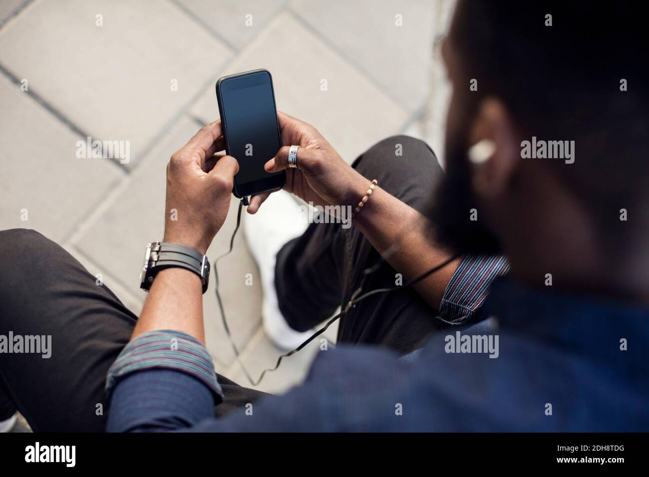 Man surfing internet on hi-res stock photography and images - Alamy