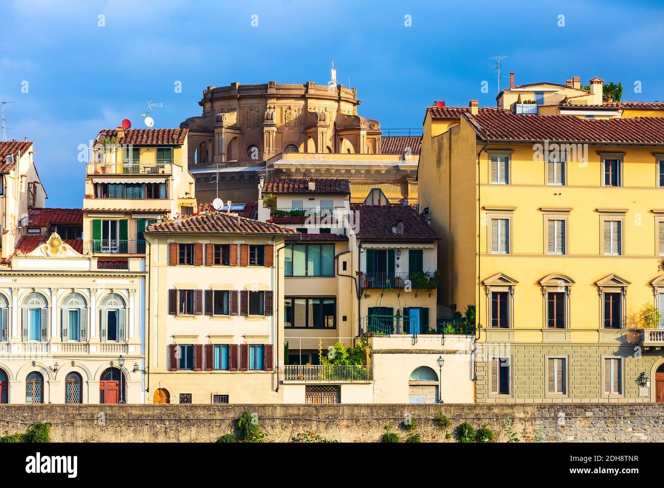 Italian houses hi-res stock photography and images - Alamy