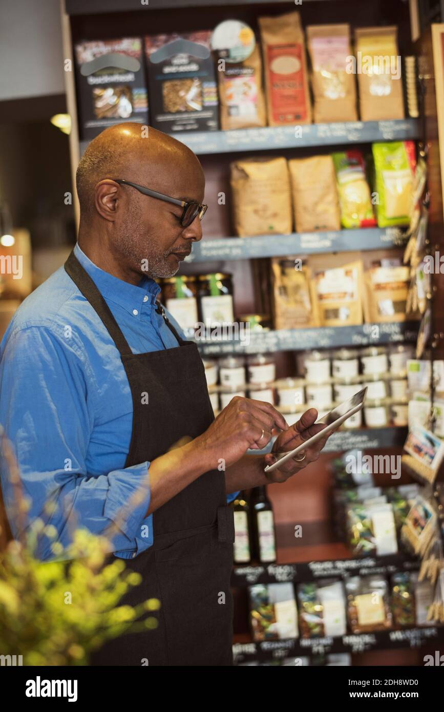 Salesperson grocery store hi-res stock photography and images - Alamy