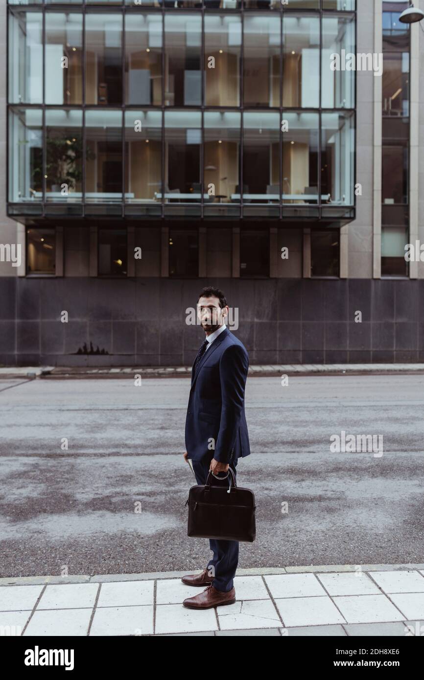 Full length portrait standing hi-res stock photography and images - Alamy