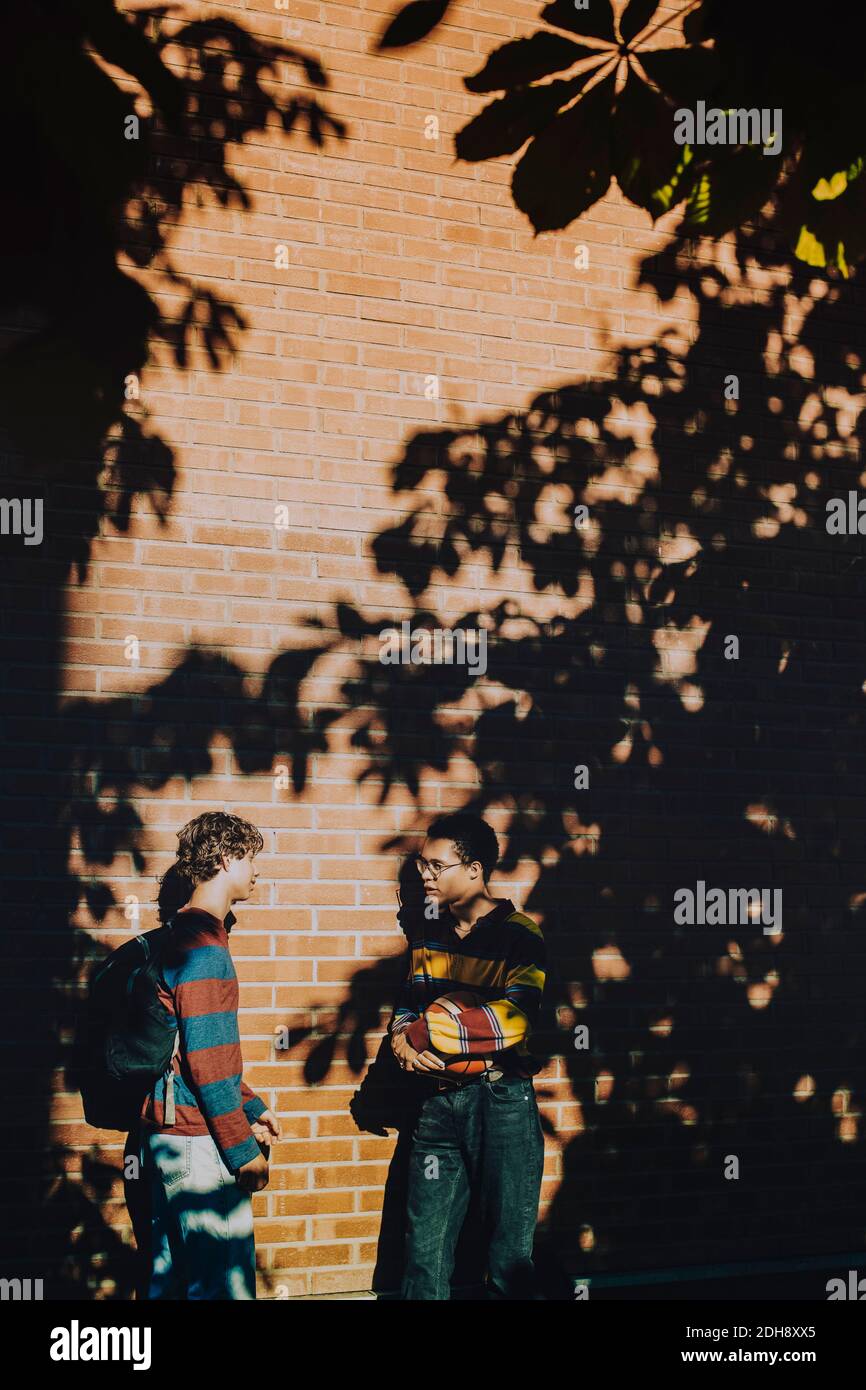 Two friends talking serious hi-res stock photography and images - Alamy