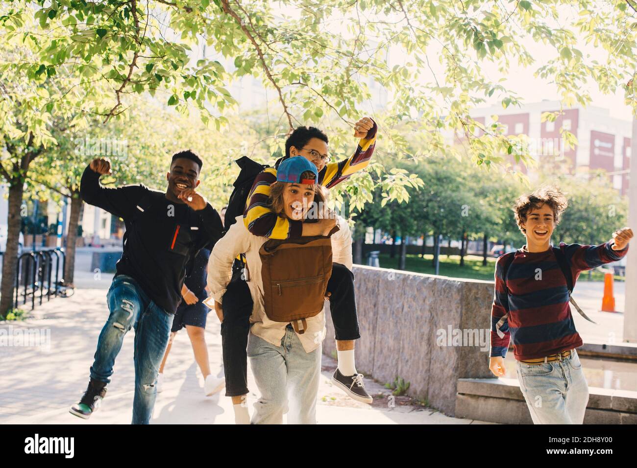 Friends piggyback race hi-res stock photography and images - Alamy