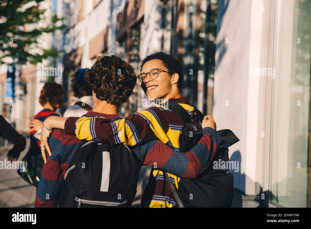 Friend arm around shoulder hi-res stock photography and images - Alamy