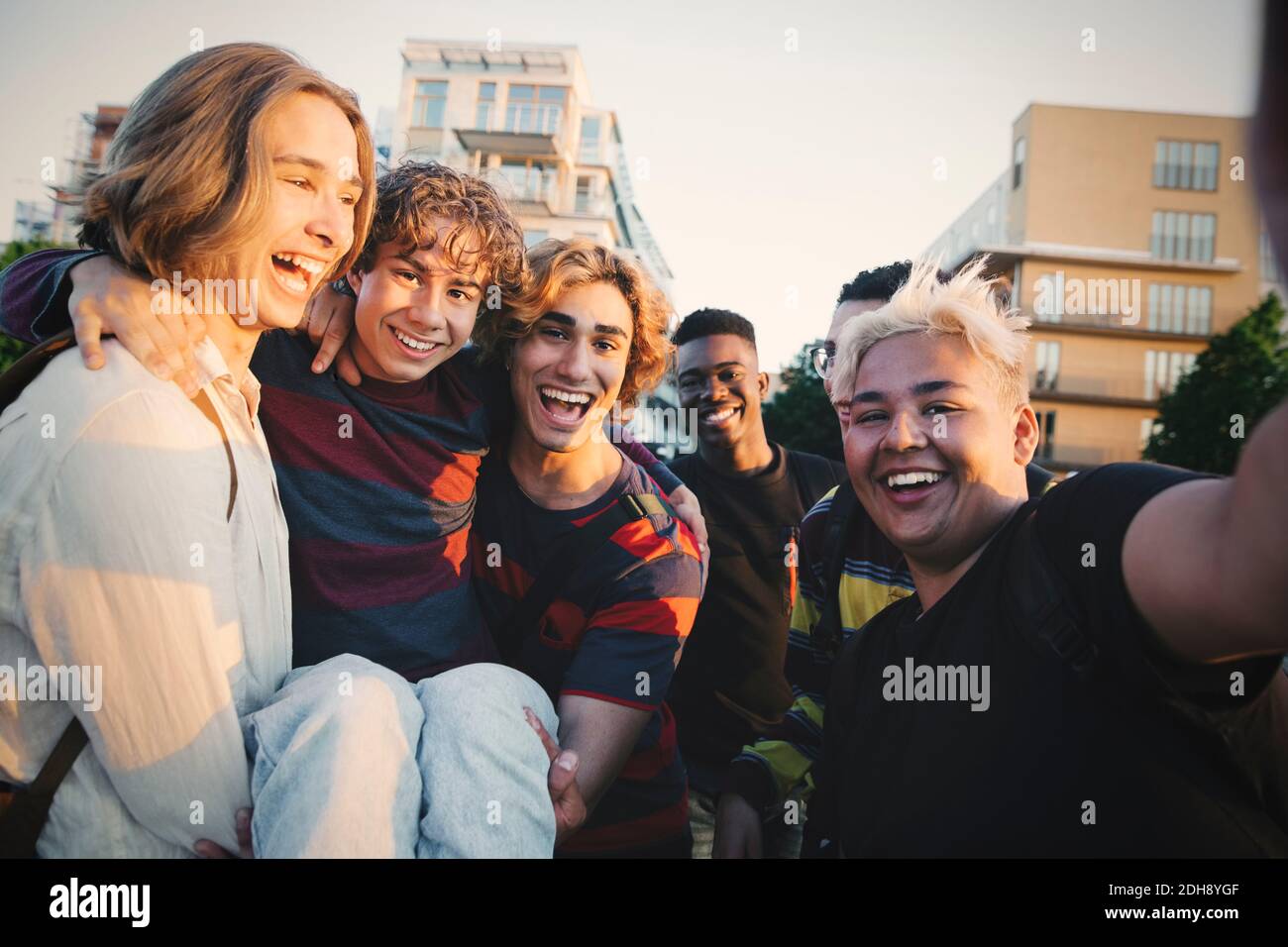 Person standing in middle of friends hi-res stock photography and ...