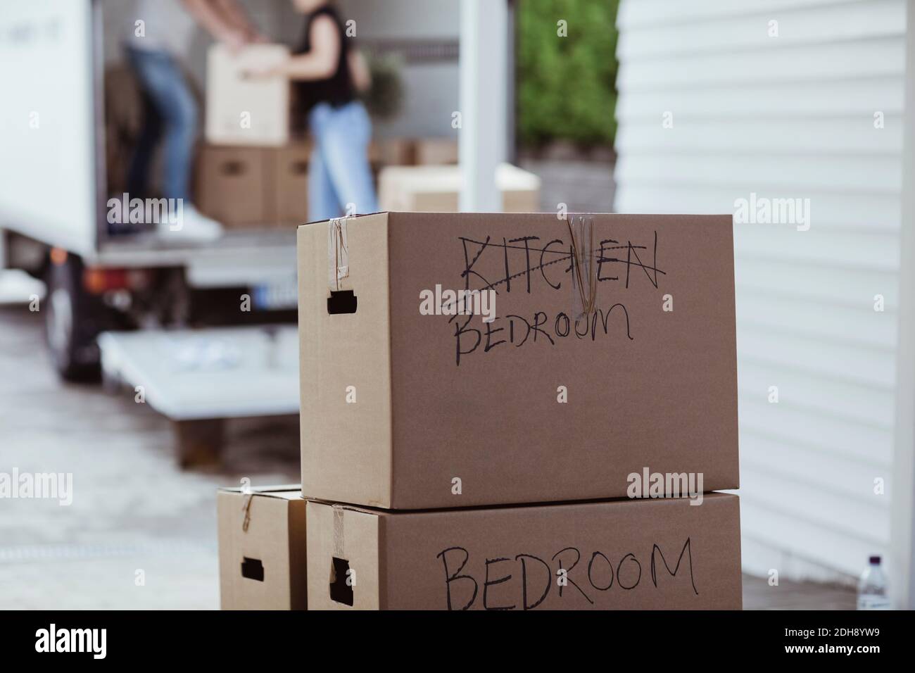 Women van moving box hi-res stock photography and images - Alamy
