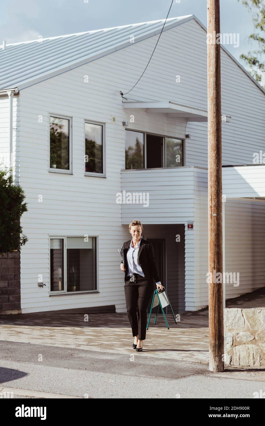 Agent walking hi-res stock photography and images - Alamy