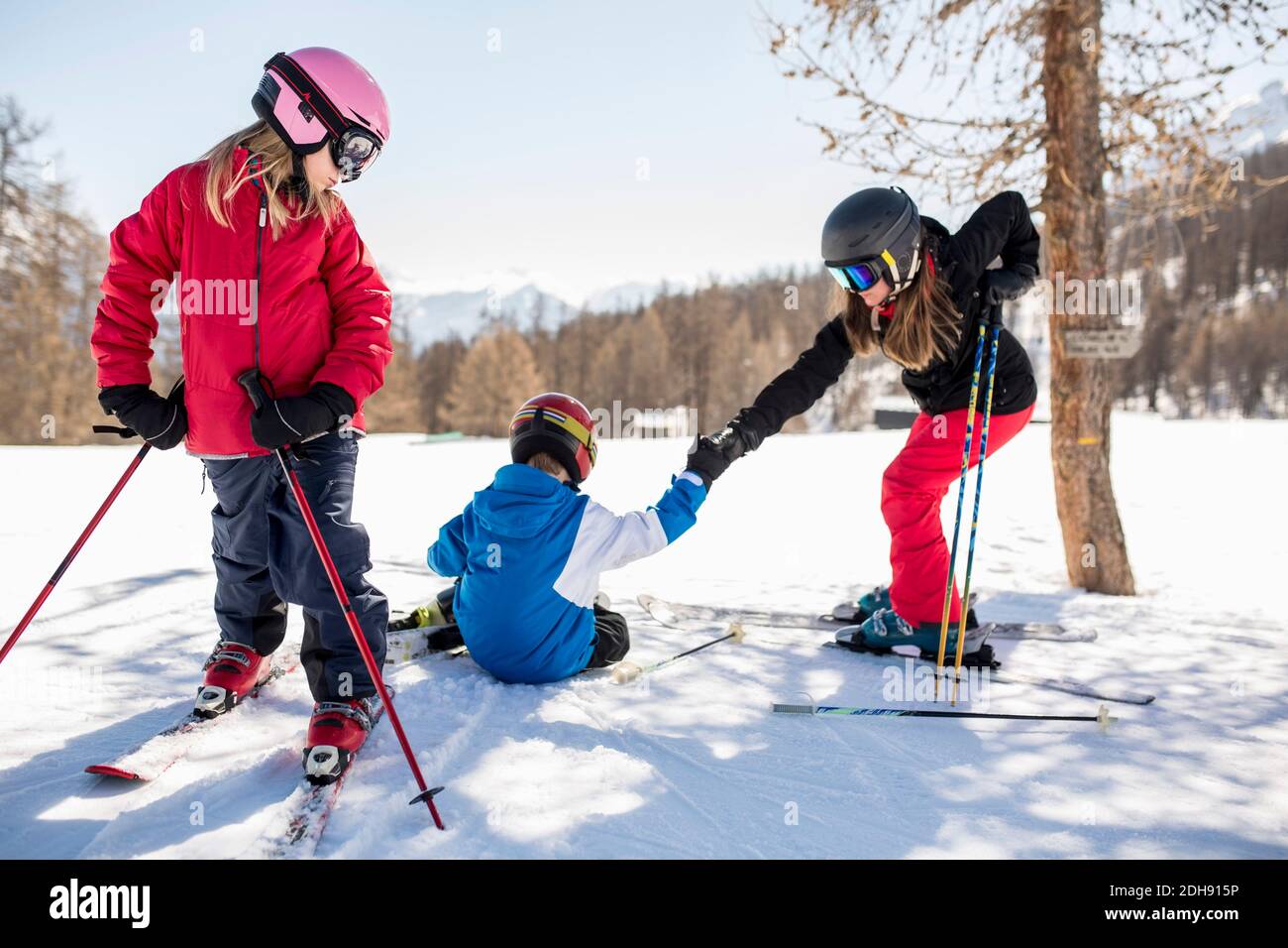 Family skiing hi-res stock photography and images - Alamy