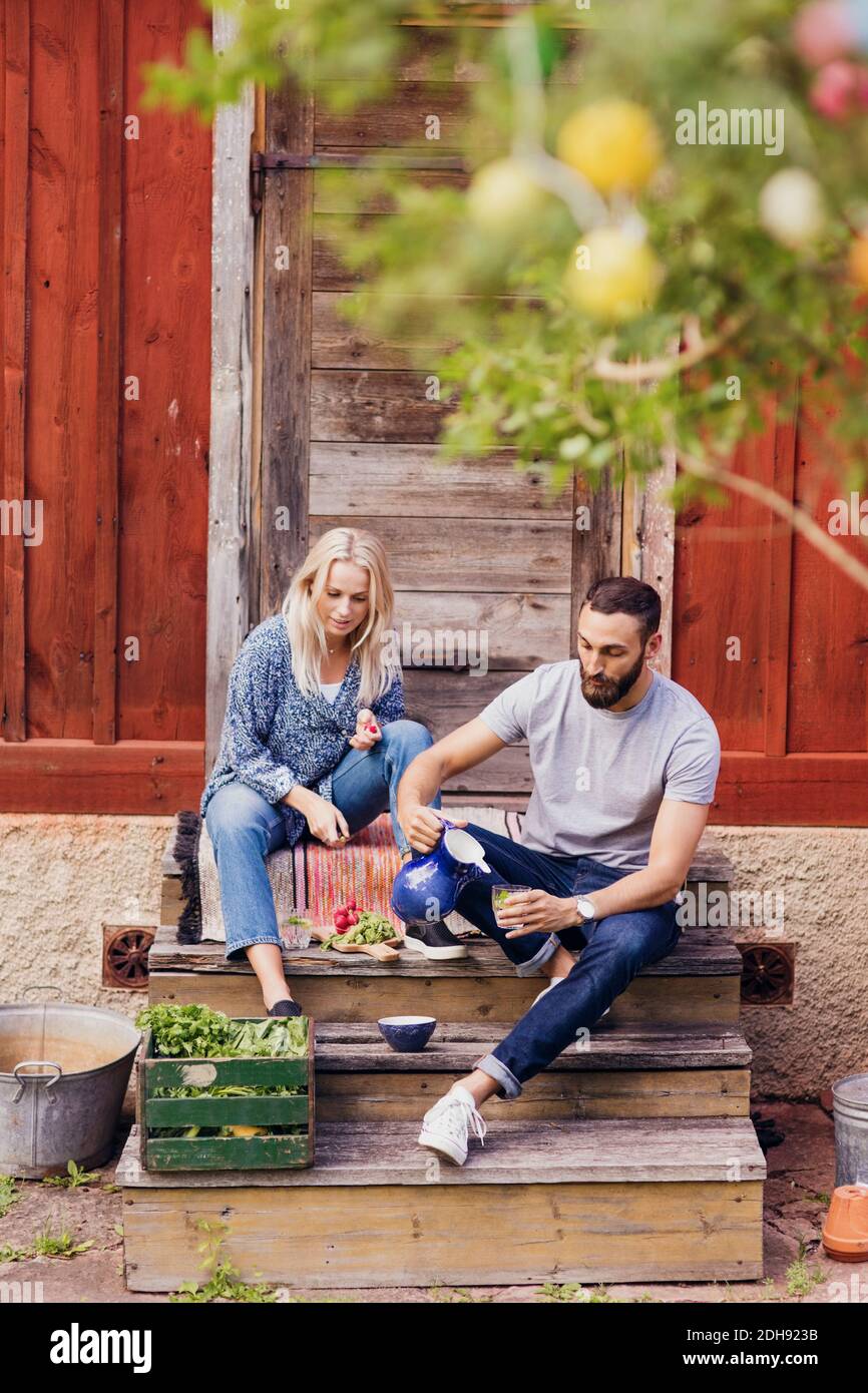 Two women sitting outside talking hi-res stock photography and images ...