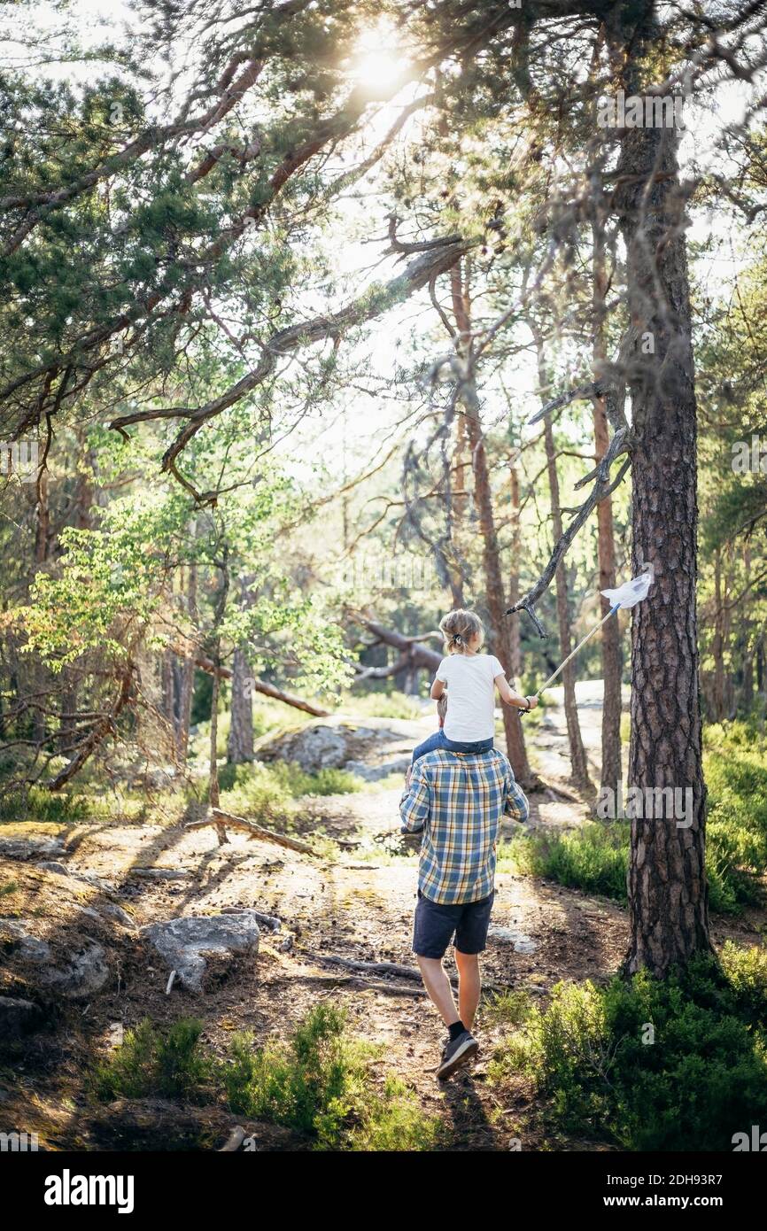 Father child shoulders rear hi-res stock photography and images - Alamy