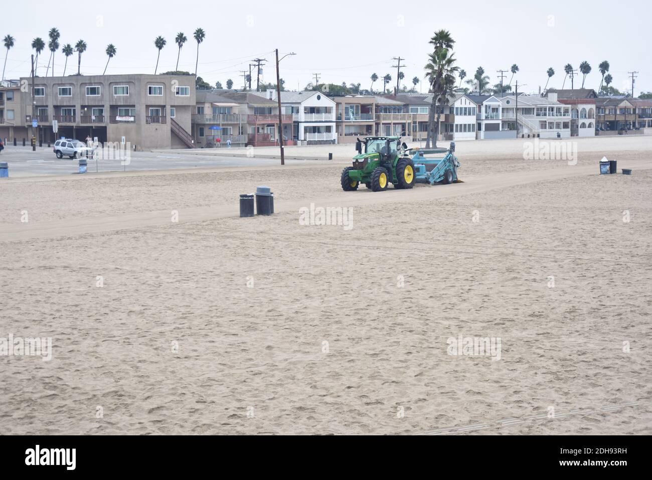 Tractor with beach cleaner hi-res stock photography and images - Alamy