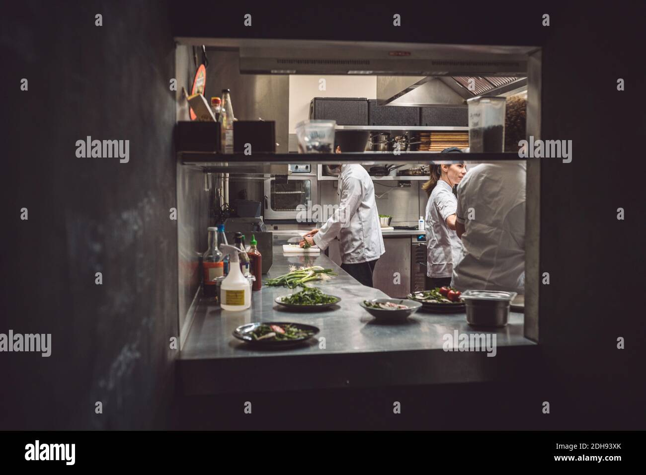 Working male restaurant hi-res stock photography and images - Alamy