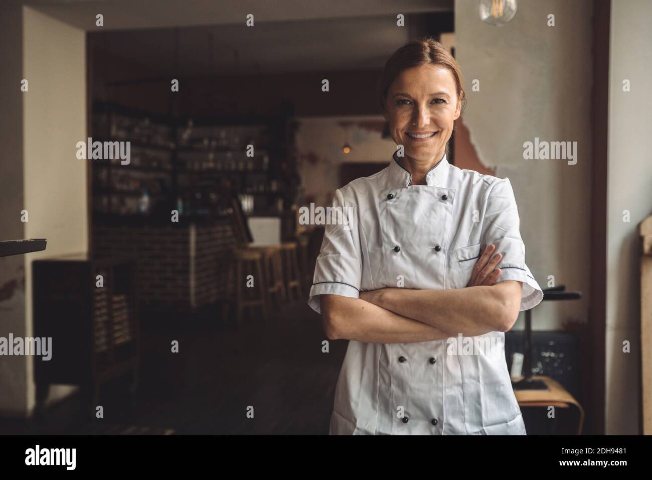 Professional arms crossed portrait hi-res stock photography and images ...