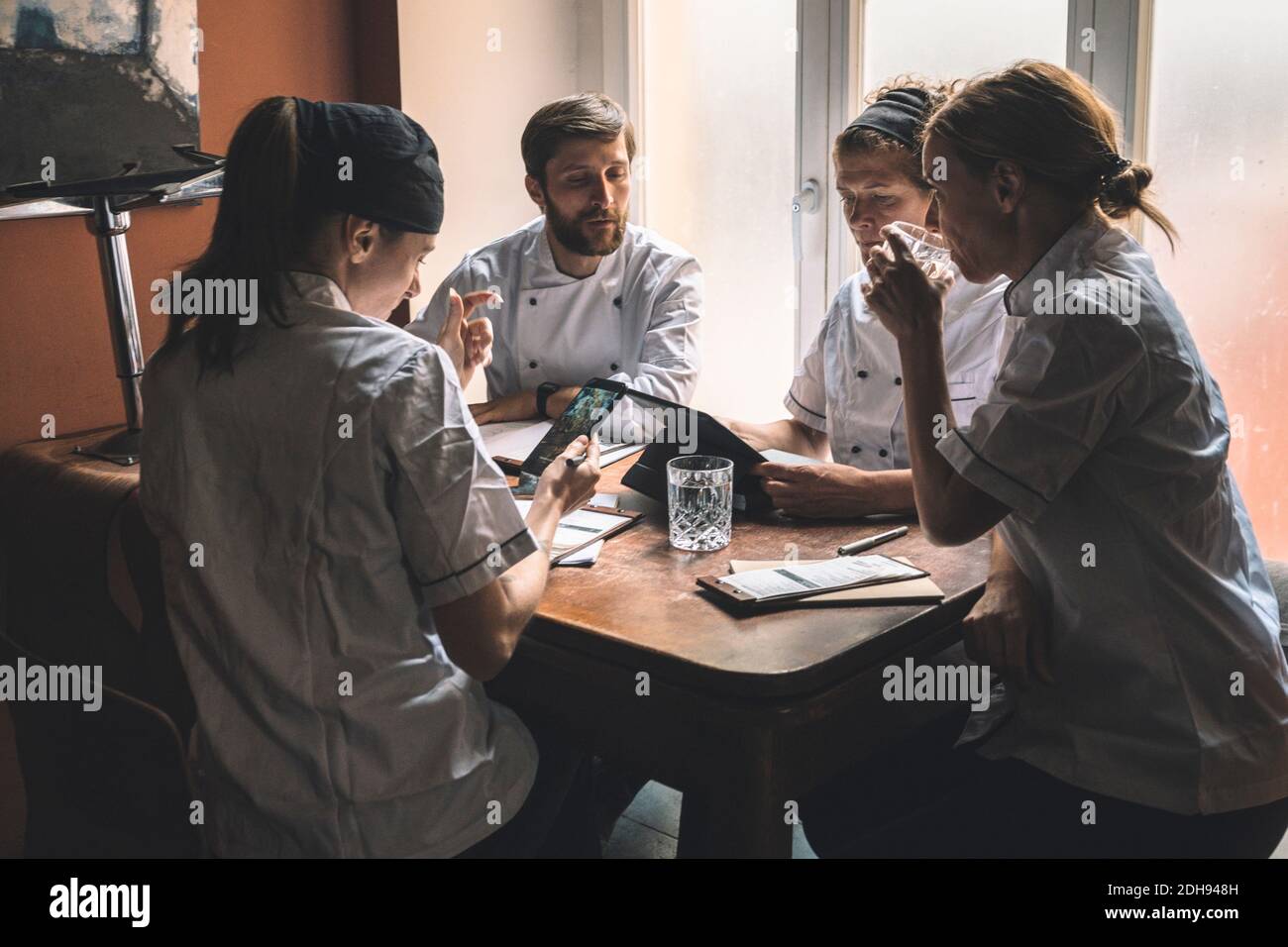 Chefs table hi-res stock photography and images - Alamy