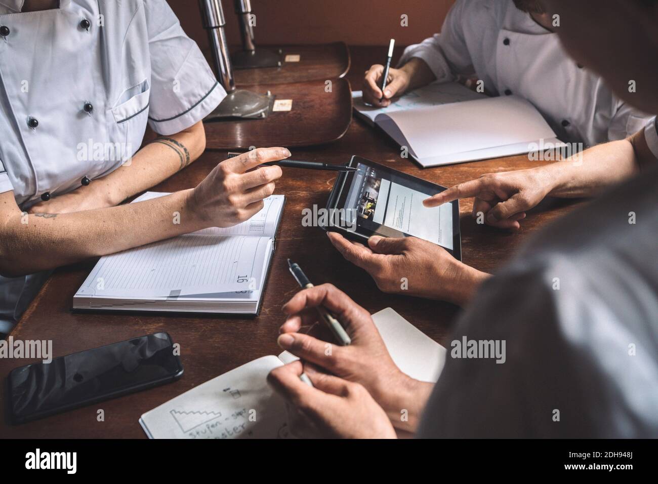 Chefs tablet hi-res stock photography and images - Alamy