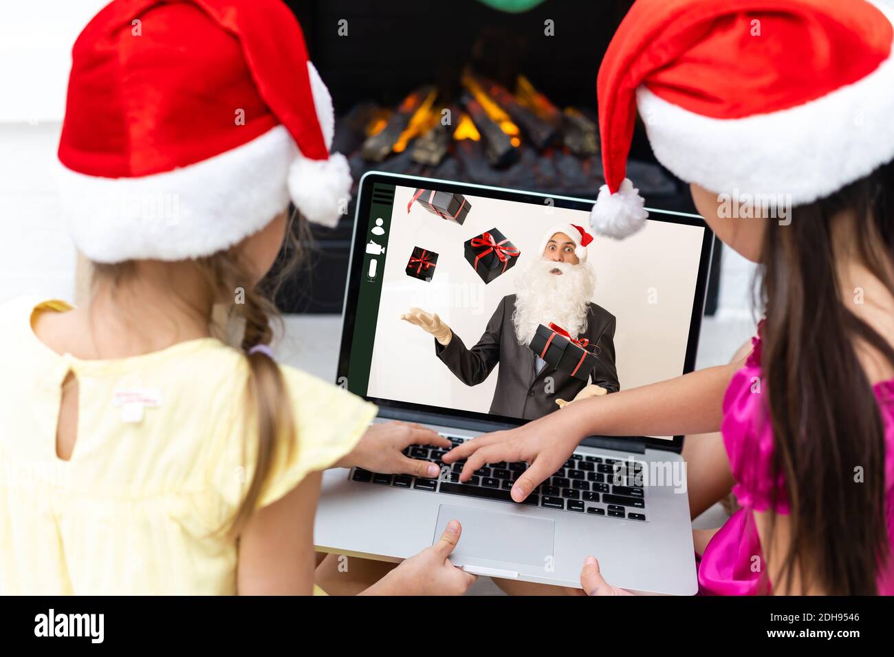 Children watching santa claus hi-res stock photography and images - Alamy
