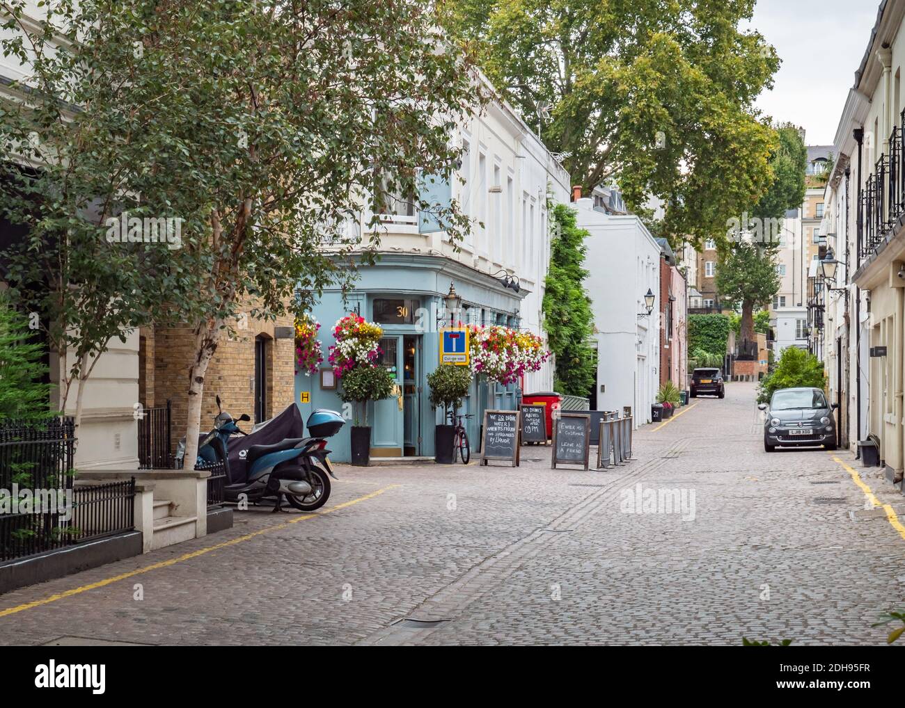 The Queens Arms public house, South Kensington, London. A typical mews ...