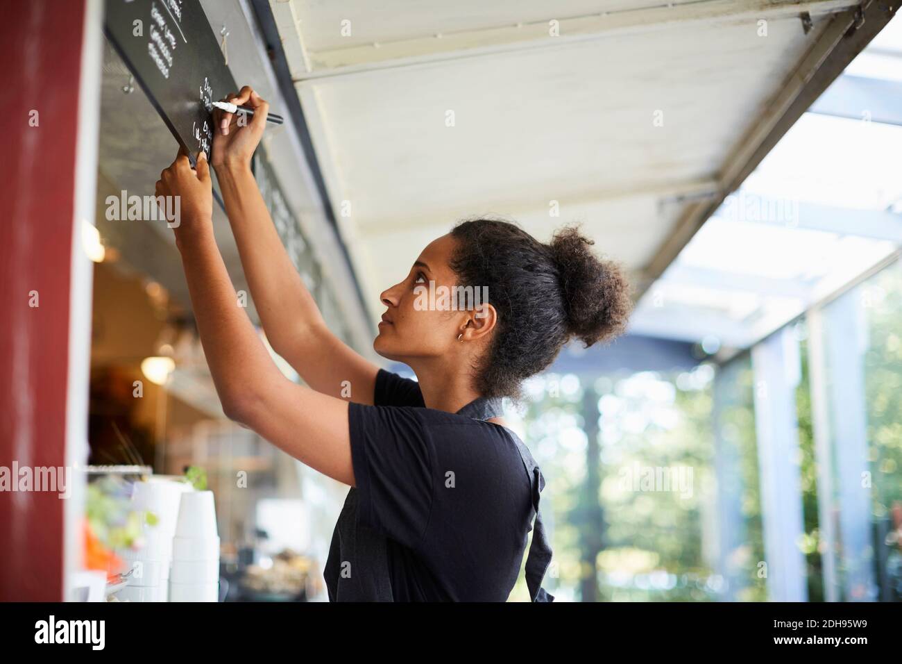 Waitress with menu hi-res stock photography and images - Alamy