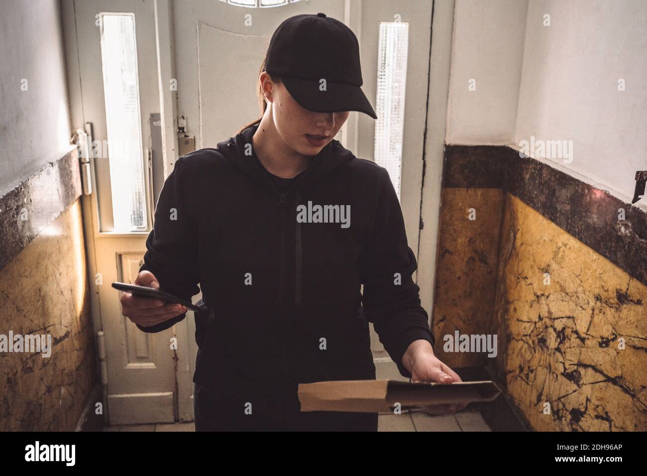 Deliverymen at door hi-res stock photography and images - Alamy