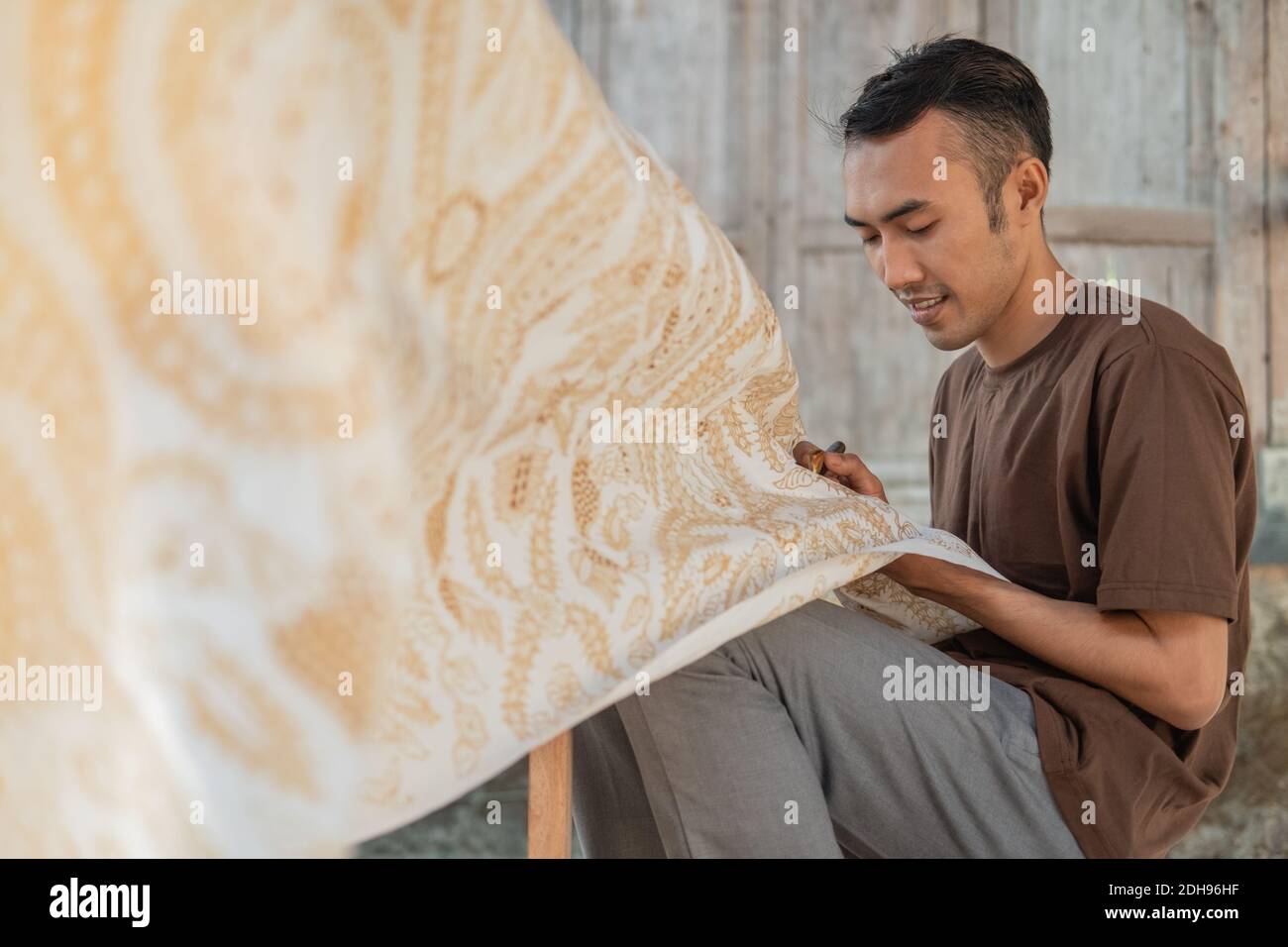 portrait of a man drawing batik on a white cloth Stock Photo - Alamy
