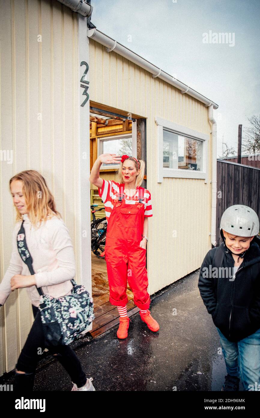 Children waving goodbye hi-res stock photography and images - Alamy