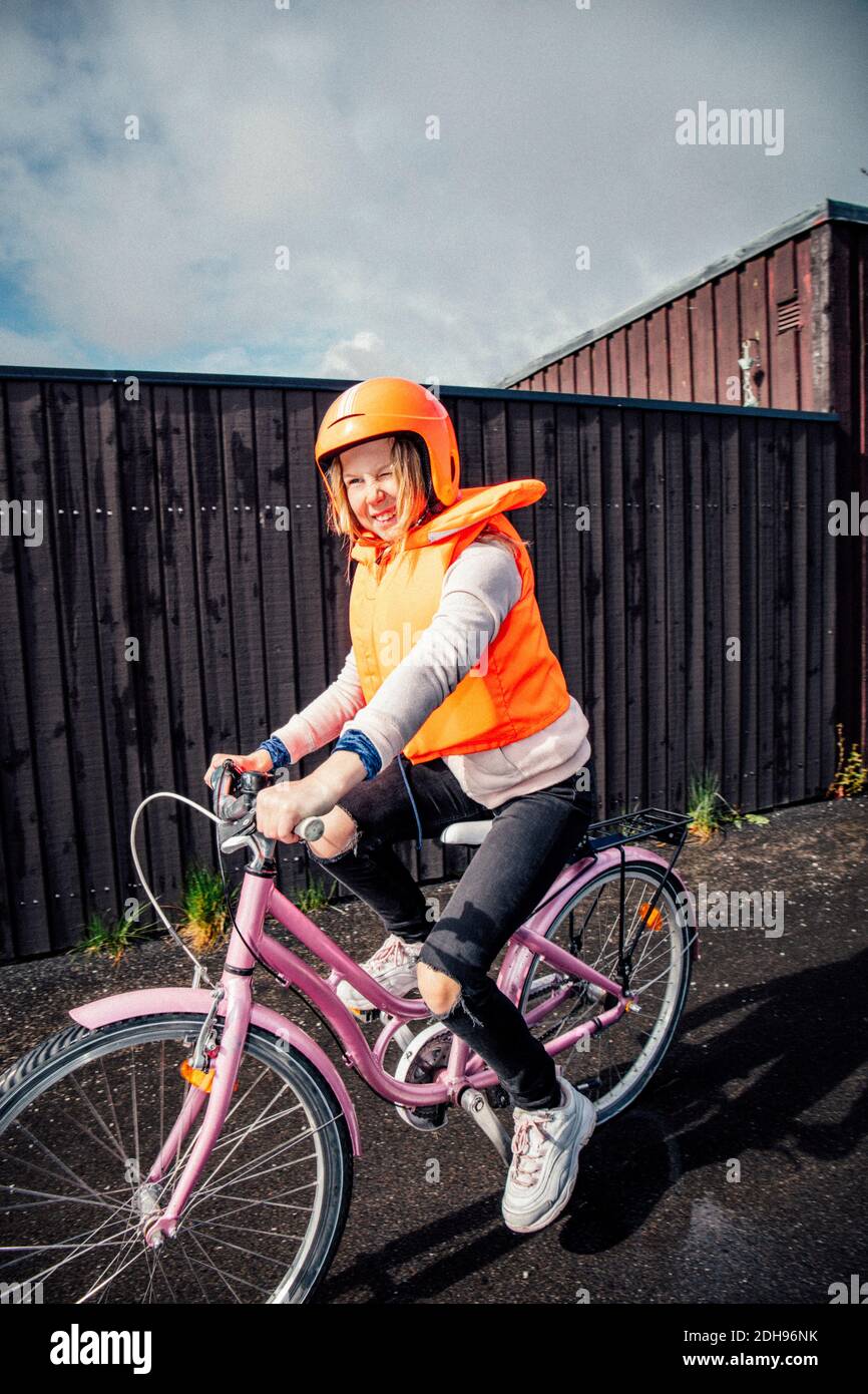 Girls riding bikes on hi-res stock photography and images - Alamy