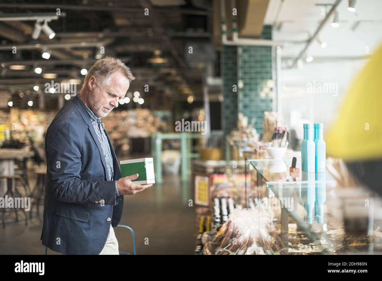 Consumer reading label hi-res stock photography and images - Alamy
