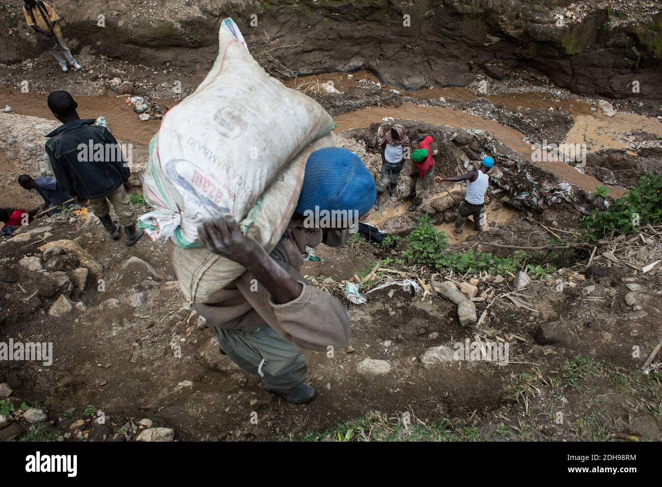 Artisanal illegal mining in Democratic Republic of Congo Stock Photo ...