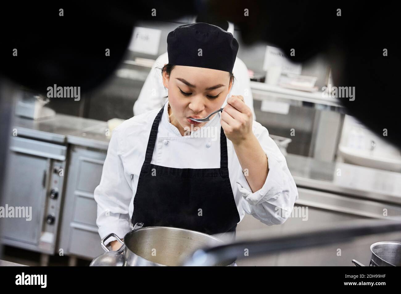 Chef tasting food hi-res stock photography and images - Alamy