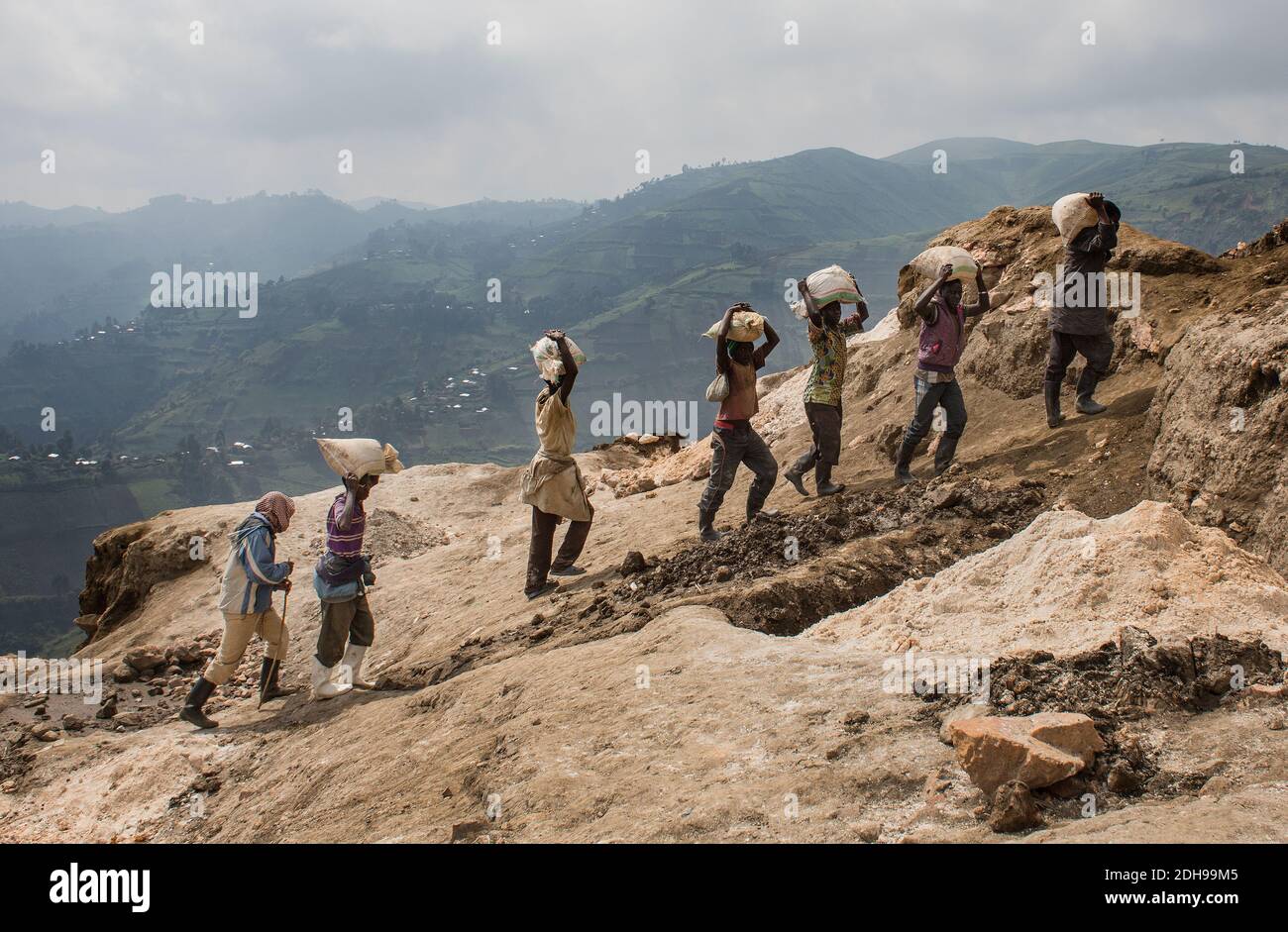 Artisanal illegal mining in Democratic Republic of Congo Stock Photo ...