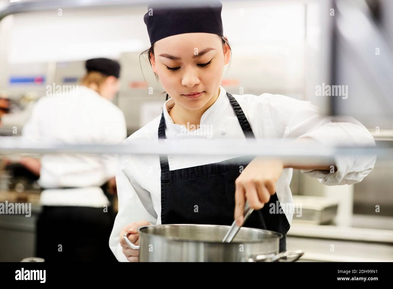 Chef stirring food hi-res stock photography and images - Alamy