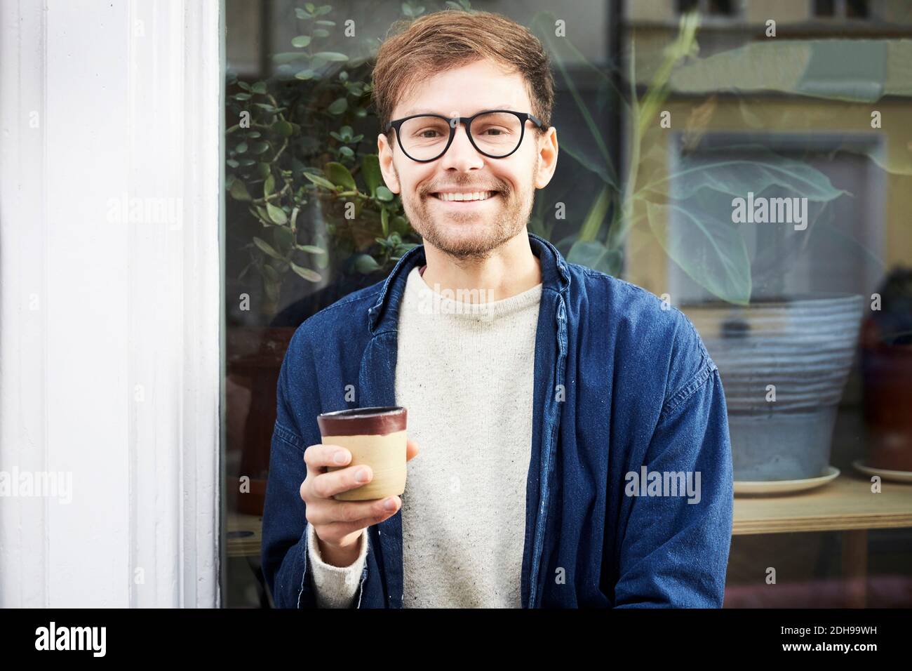 Outside the studio hi-res stock photography and images - Alamy