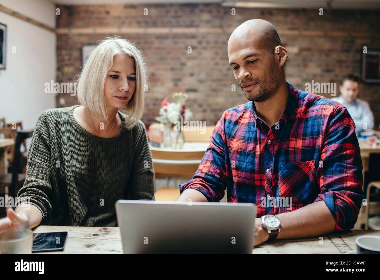 Couple sitting table in cafe hi-res stock photography and images - Alamy