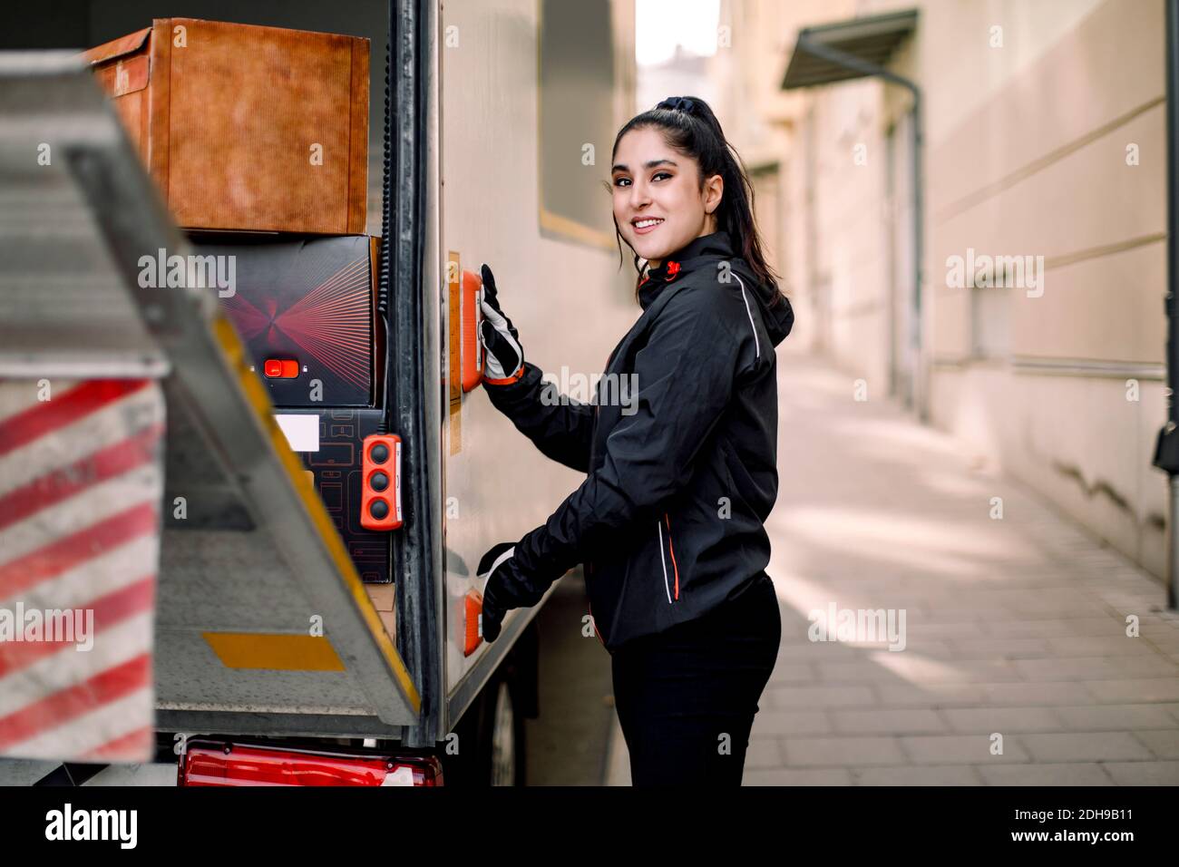 Delivery person door camera hi-res stock photography and images - Alamy
