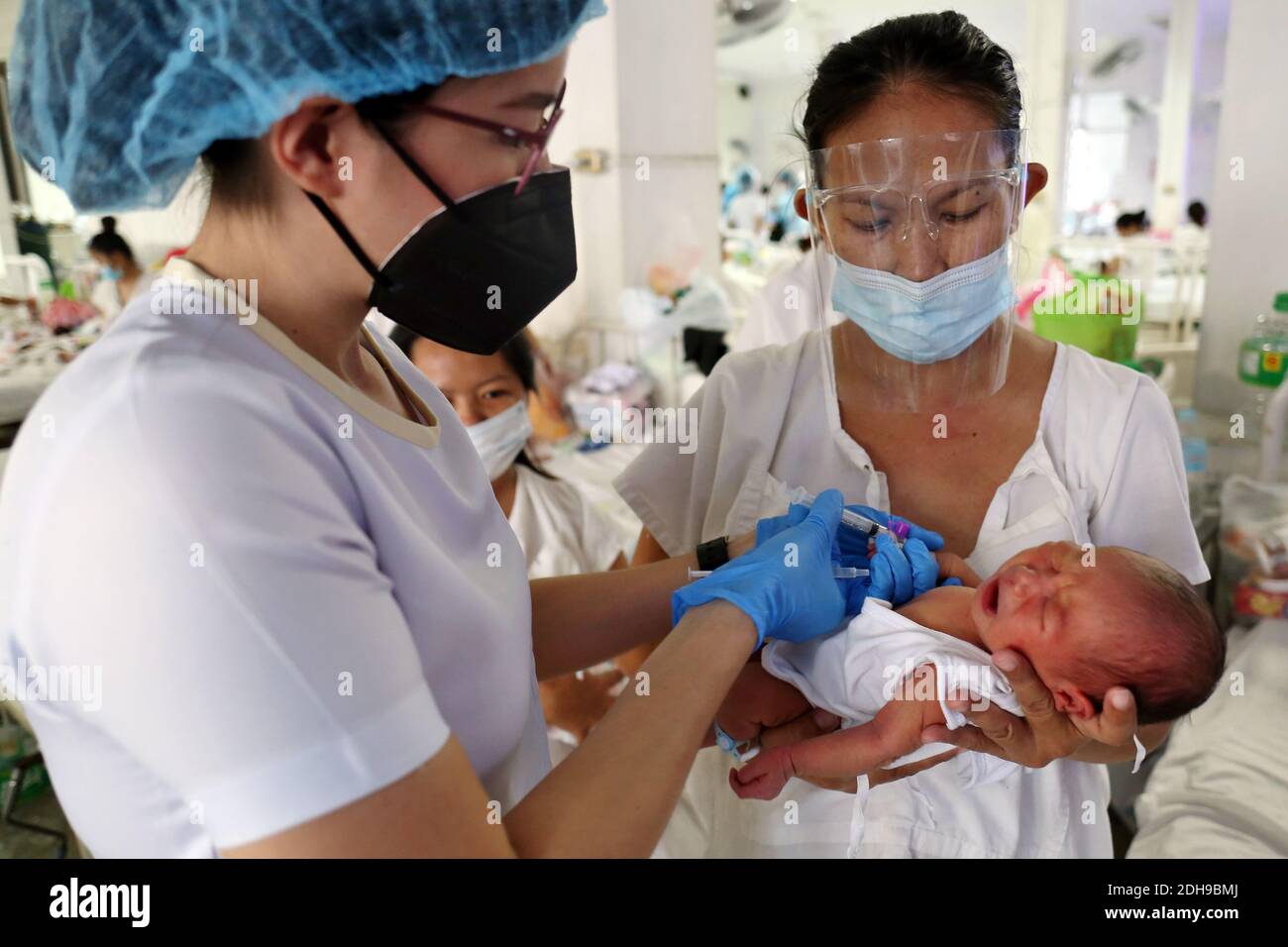 Manila, Philippines. 08th Dec, 2020. A nurse gives an infusion to a ...