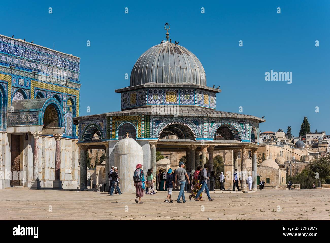 Lots of tourist at the Dome of the Chain next to the Golden Dome of the ...