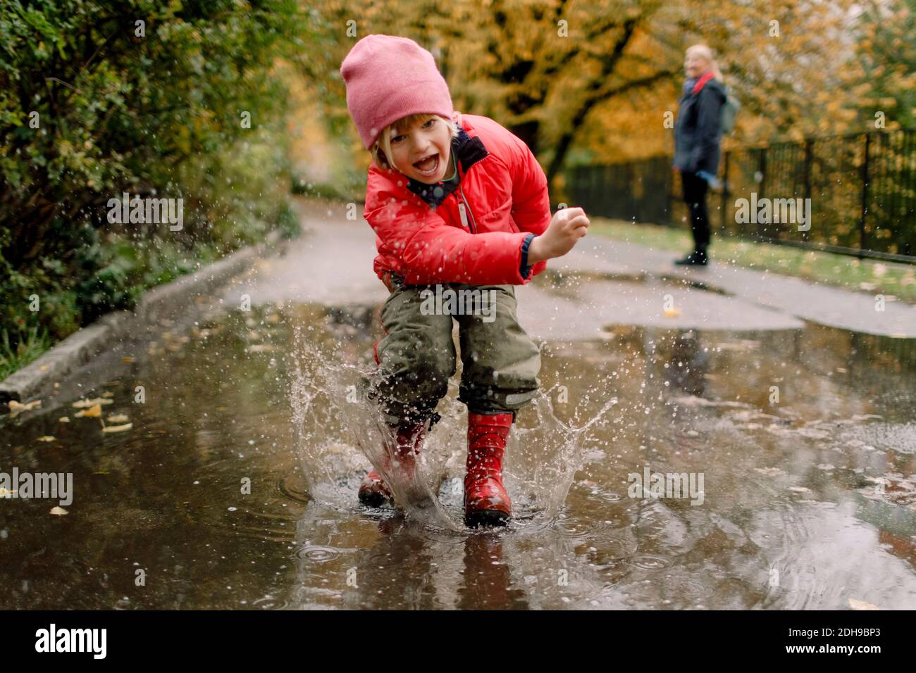 Puddle in the road hi-res stock photography and images - Alamy