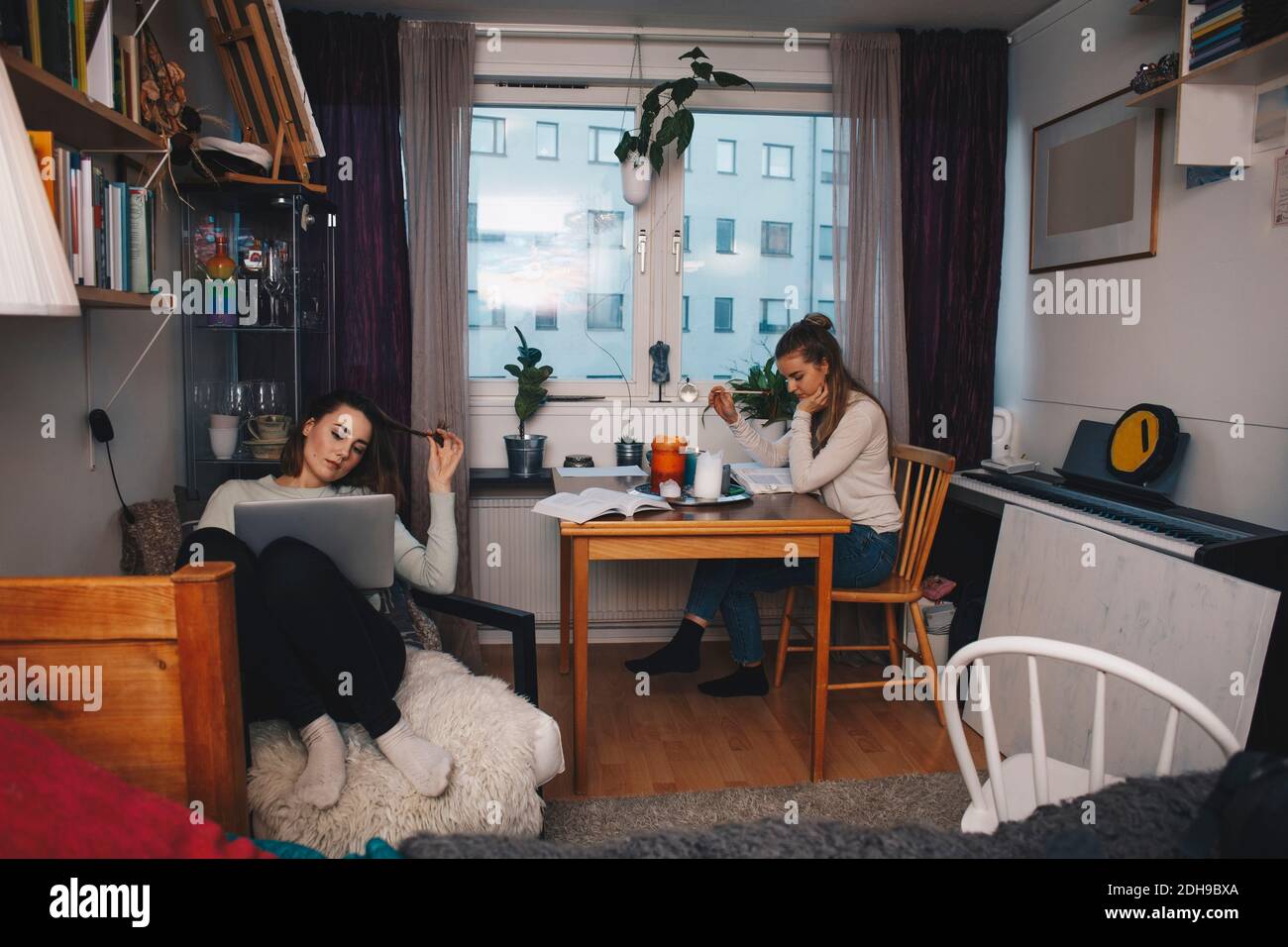 Roommates dorm hi-res stock photography and images - Alamy
