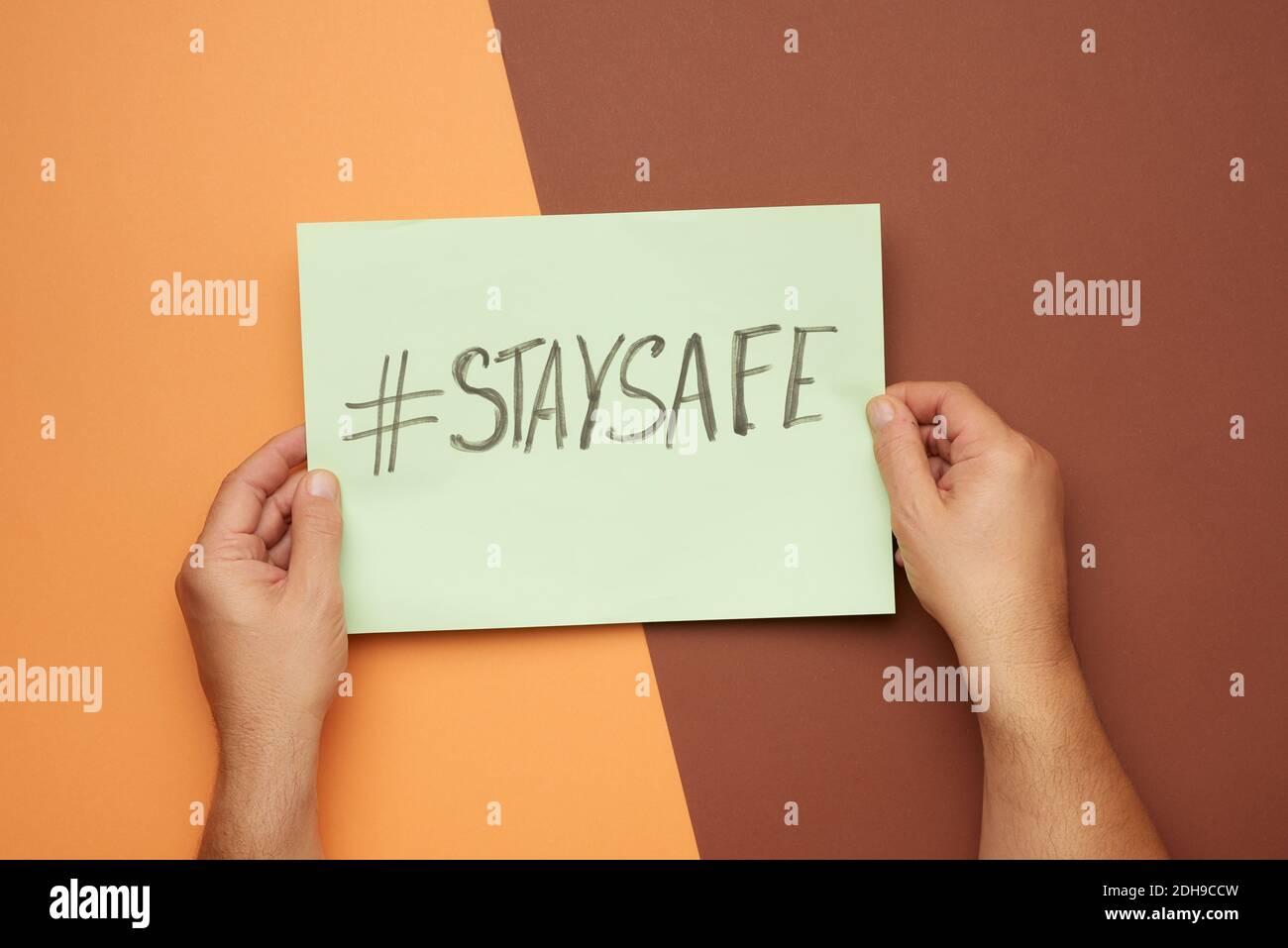 Two man hands holding note hi-res stock photography and images - Alamy