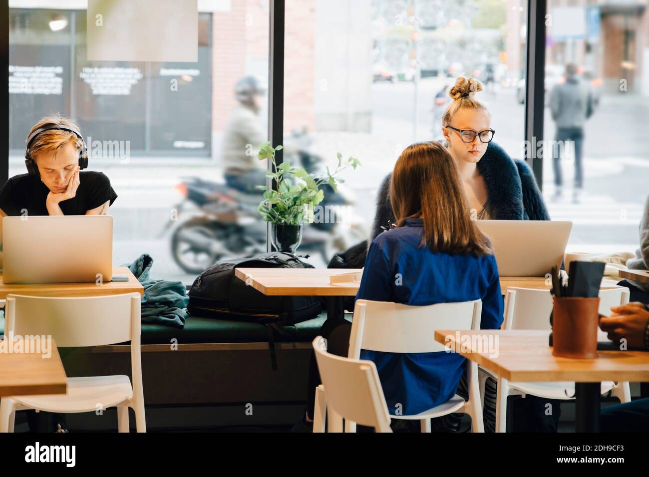 Customers sitting table hi-res stock photography and images - Alamy