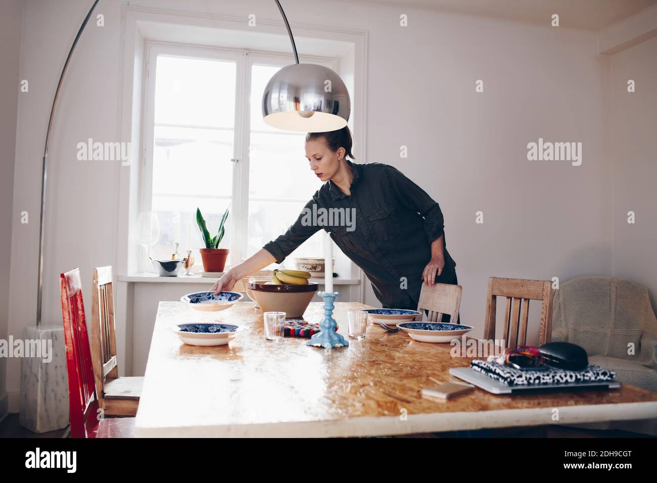 Arranging paintings hi-res stock photography and images - Alamy