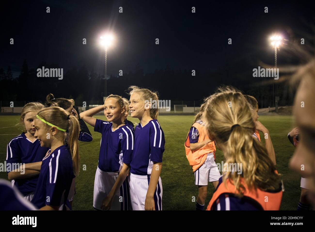 Soccer field and night sky hi-res stock photography and images - Alamy