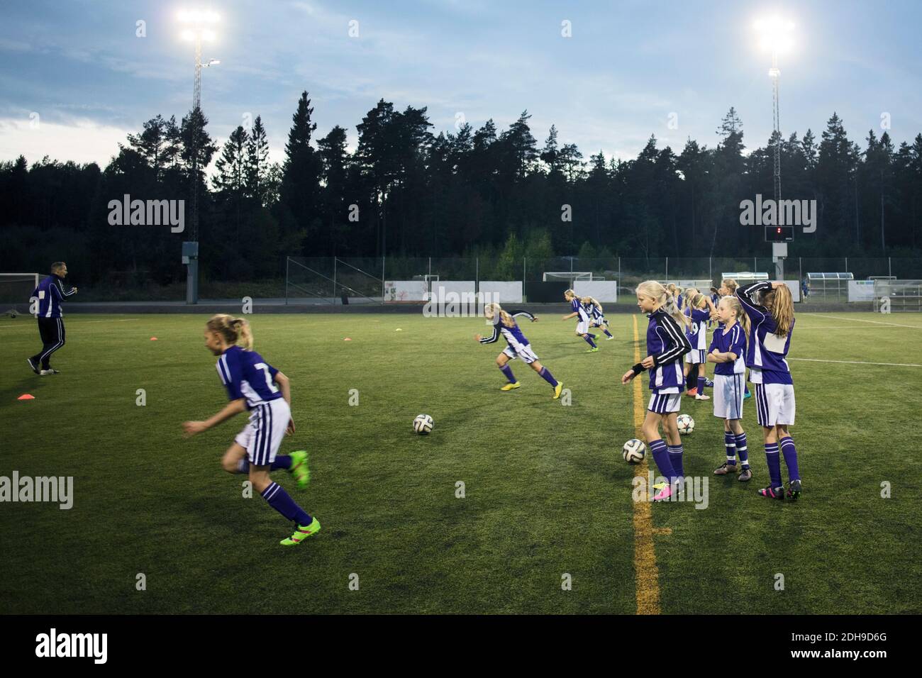 Girls playing soccer hi-res stock photography and images - Alamy