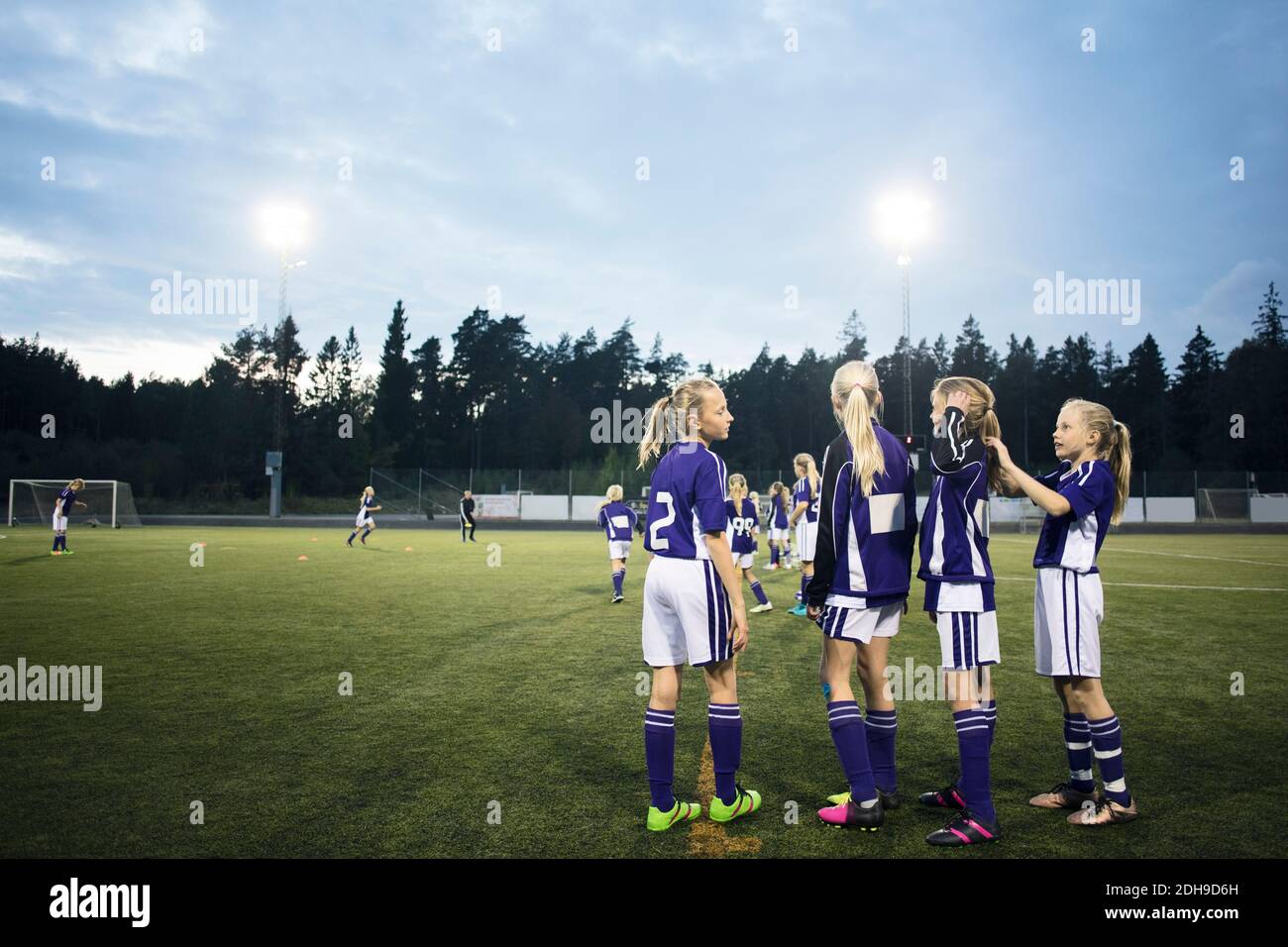 Sky girls hi-res stock photography and images - Alamy