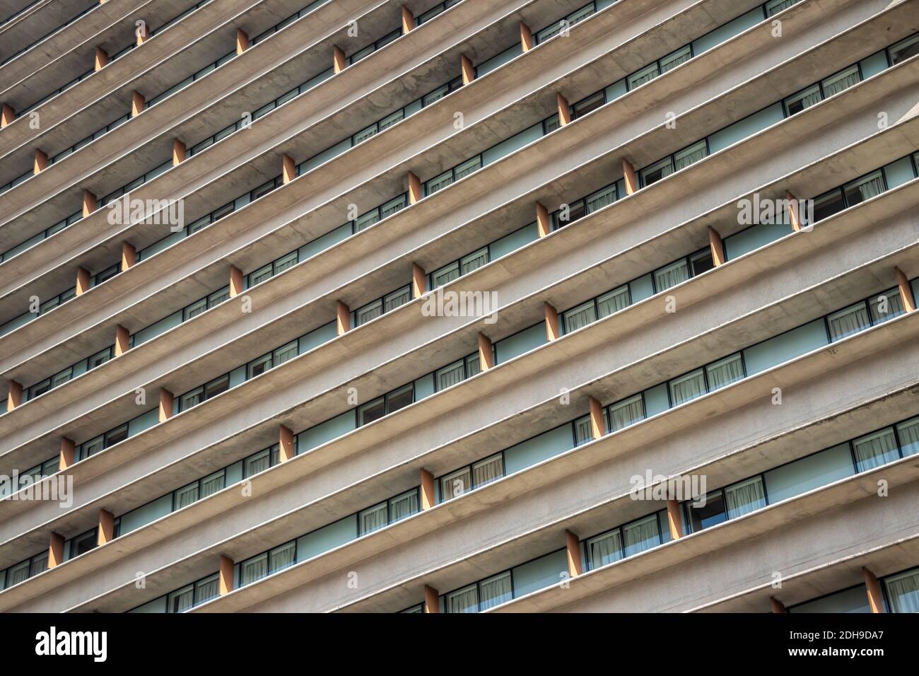 Symmetrical modern architecture hi-res stock photography and images - Alamy