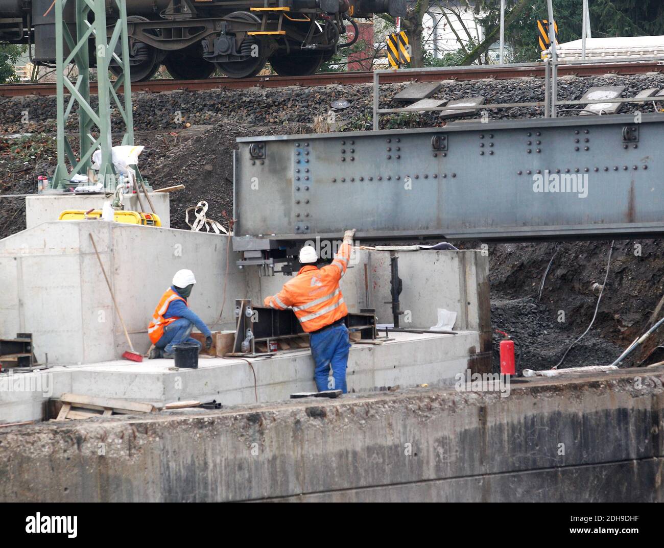 10 December 2020, North Rhine-Westphalia, Mülheim an der Ruhr: Bridge ...